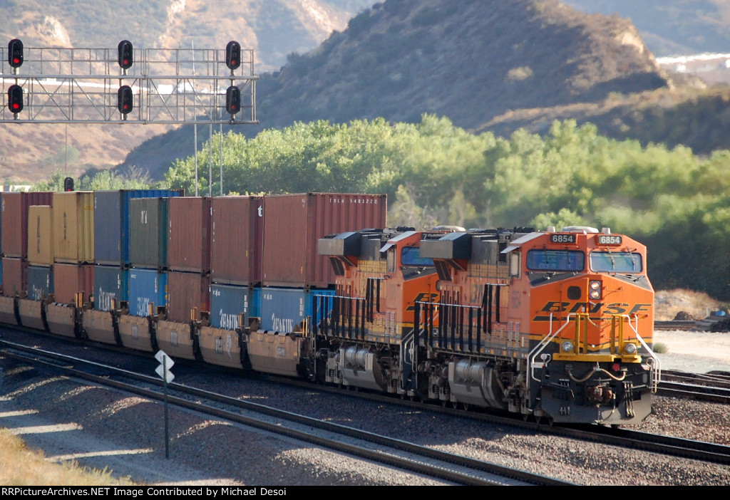 BNSF ES-44C4 #6854 is actually a DPU on a westbound intermodal